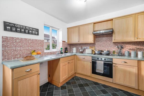 Station & Shops 3min Walk I Heathrow 15 Mins I X2 Ensuites I Parking X2 - Slough