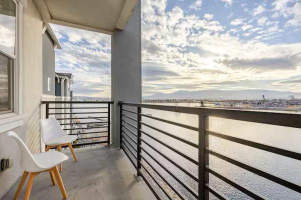 Sparks Marina 2br - Waterfront Views & Rooftop Patio - Sparks, NV