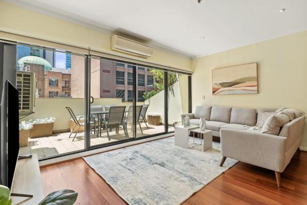 Stylish Central 2br With Scenic Outlooks - North Sydney