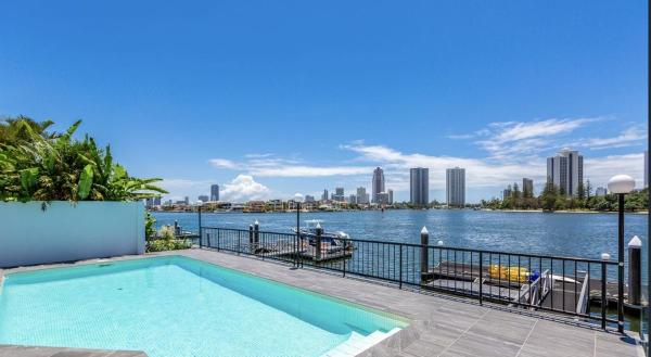Surfers Paradise Waterfront Holiday Home - Private Pool And Dock - Surfers Paradise