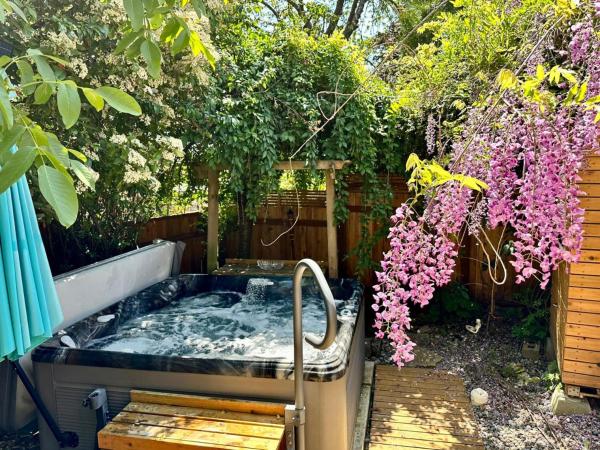 Urban Cottage - Pet Friendly With Hot Tub Access - Shoreline, WA