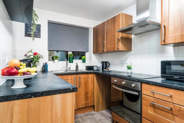 Spacious Royal Blue 3-bedroom Family Home Sleeps 6, Free Parking & Wi-fi, Garden And Private Patio - Leicester