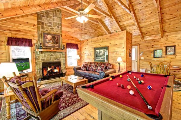 Spacious One Bedroom With Pool Table And A Hottub! - Gatlinburg, TN