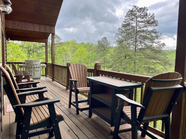 Gorgeous 2br Log Cabin- Hot Tub, Pool Table, Arcade Game, Air Hockey & Tons Of Space For Relaxing! - Gatlinburg, TN