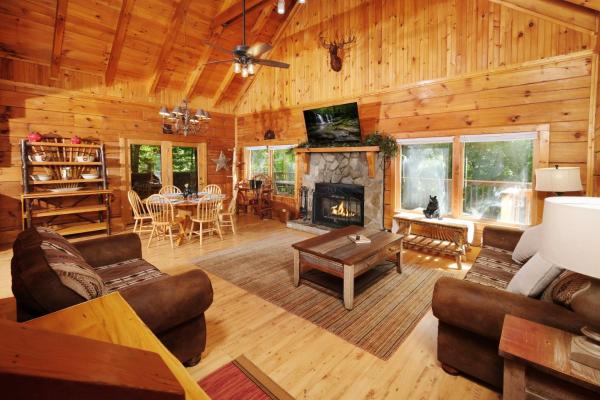 Cozy 3br Slps 8 Hot Tub, Porches, Great Location - Gatlinburg, TN