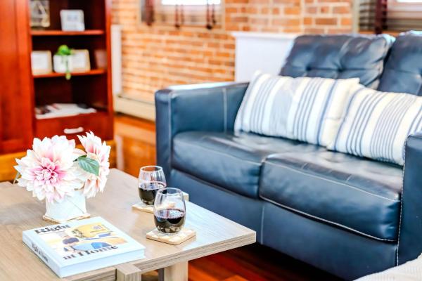 Jennifer's Riverfront Foundry Apartment Downtown - Capron Park Zoo, Attleboro