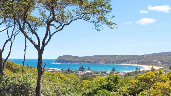 Beautiful Ocean Views And Only Moments To Copacabana Beach - Sydney