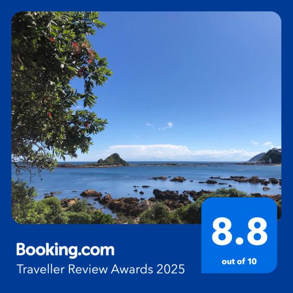 Seafront Haven In Island Bay With Deck And Outdoor Bath - Wellington, New Zealand