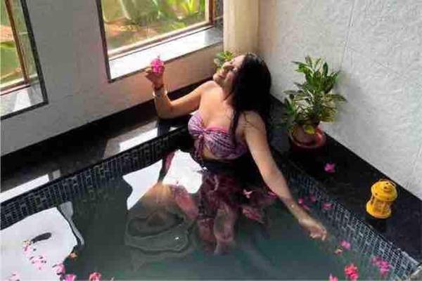 Couple Friendly Abode Jungle Bathtub - Kolad