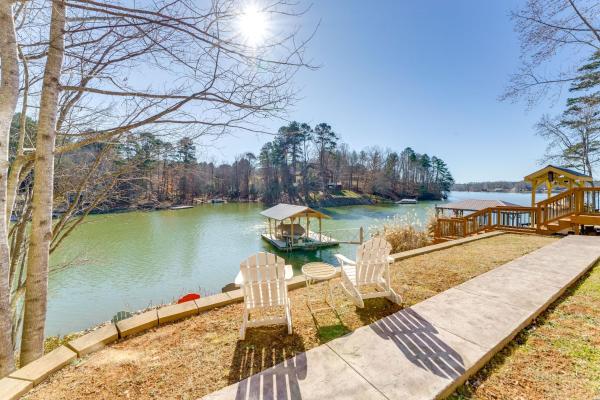 Fall Escape On Lookout Shoals Lake With Game Room! - Lake Norman