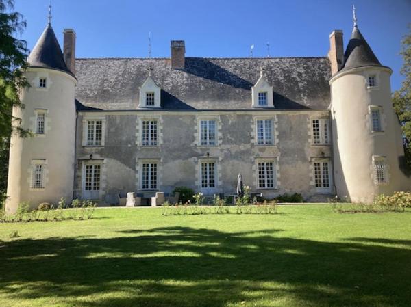 Château Des Archevêques Avec Parc Dans Un Village - France