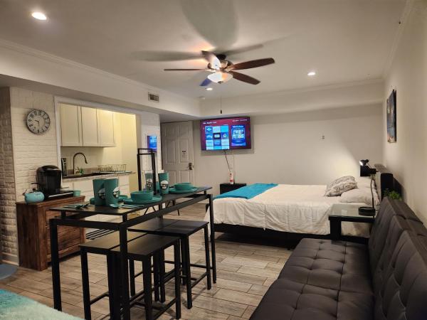 King Bed Exec Suite Hot Tub, Gym, Grill & Laundry - Winston-Salem, NC