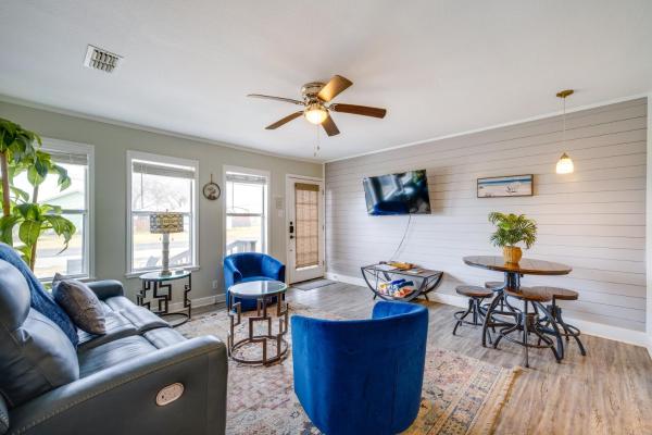 Walk To Beach And Pier Updated Abode In Rockport! - Rockport, TX