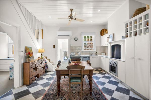 Historic 4 Bedroom Townhouse - Riverside