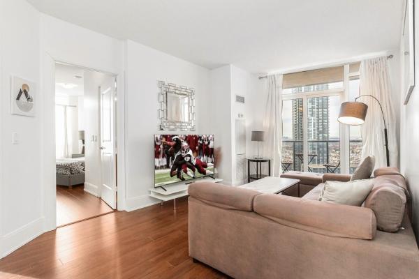 Luxurious 2br 2bath Condo Steps From Square One - Toronto