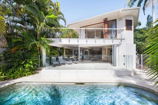 Pet-friendly Waterfront Hideaway - Noosa