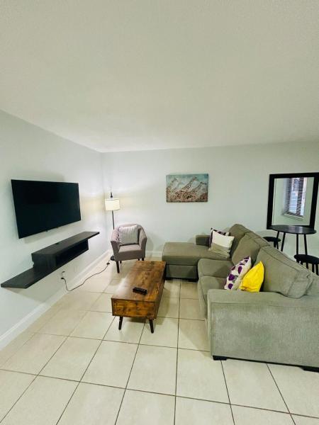 Apartment In Hollywood Close To Shops & Beach 108 - Hollywood, FL