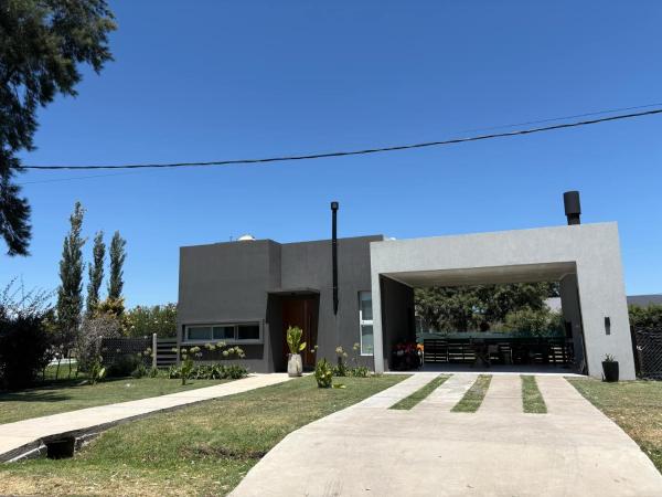 Moderna Casa Con Pileta En Barrio Privado - San Nicolás de Los Arroyos
