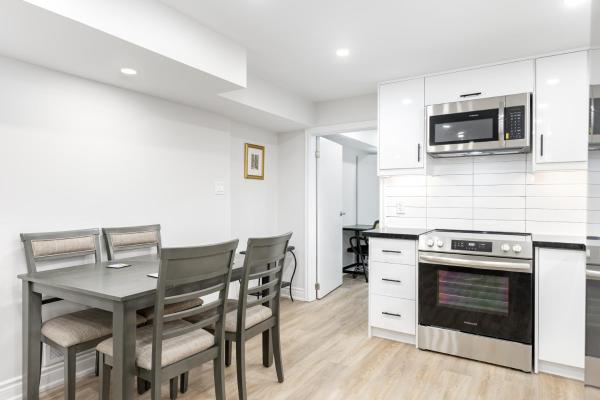 Cozy 2br Walking Distance To Shops - Vaughan