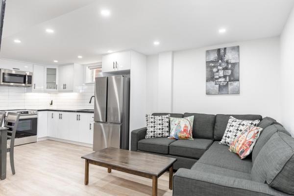 Cozy 2br Walking Distance To Shops - 온타리오