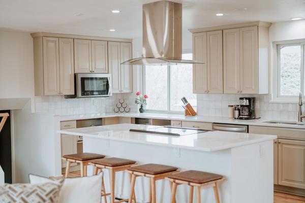 Modern Home W Hot Tub & Game Room - Highlands Ranch, CO