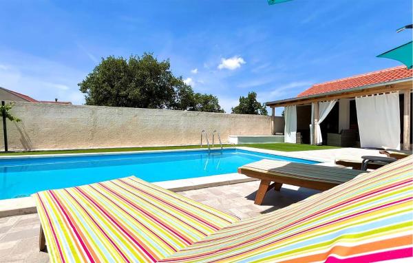 Stunning Home In Rupalj - Vinjerac