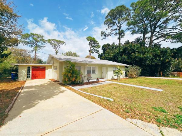 Quinn`s Riverside Retreat - New Smyrna Beach, FL