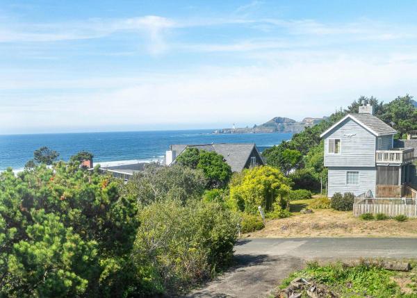 Coastal Retreat With Ocean Views And Hot Tub - Newport, OR