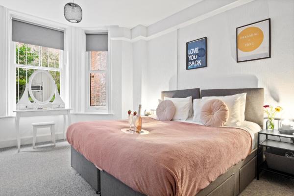 Spacious One Bed Apartment, Contractor Friendly, Sleeps 6, Free Secure Parking, Near Beach - Bournemouth