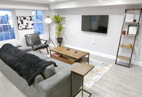 Federalist Style Rowhouse Sleeps 4 With Parking - Hyattsville, MD