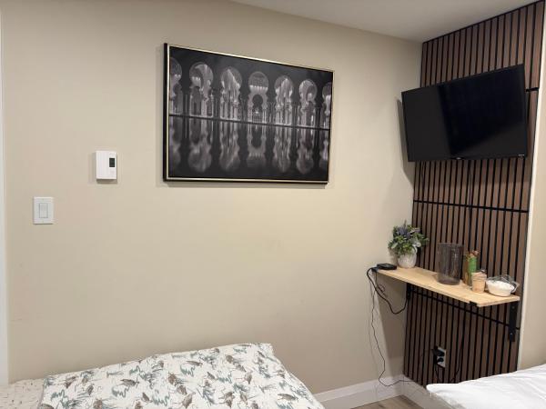 Studio Unit With Private Entrance, 2 Bed 1 Bath - Paradise