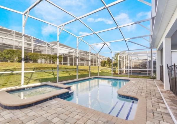 1562 Ol - Luxe Retreat With Pool & Game Room - 達文波特