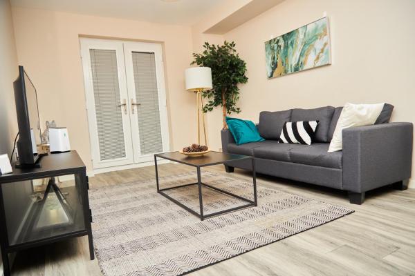 Deluxe And Cozy Two Bedroom With 1 Bathroom And Open Balcony - Manchester