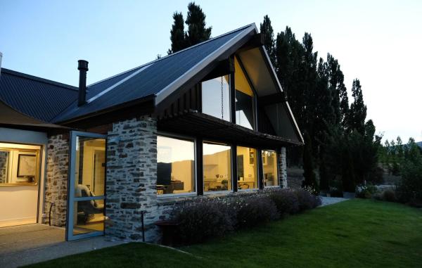 Bannock Brae Vineyard Cottage - Cromwell