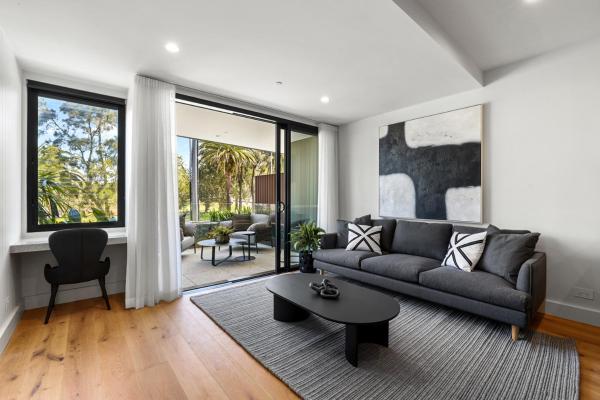 Executive 1 Bed Opposite Long Reef Golf Course - Narrabeen