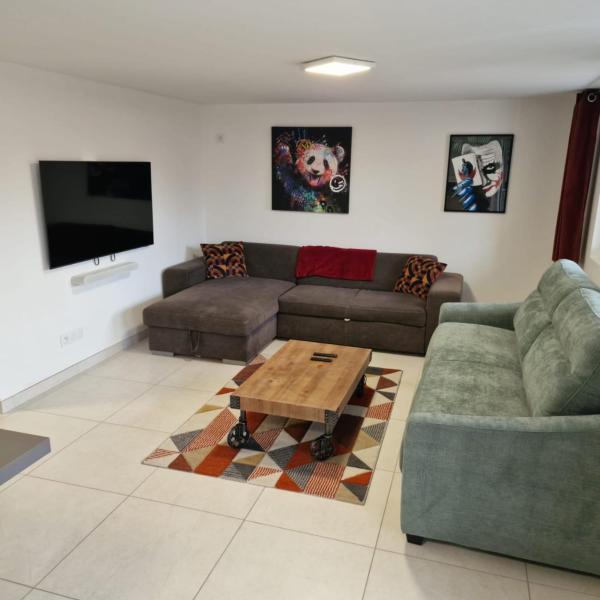 Spacieux Et Calme Avec Parking Gratuit - Rhône