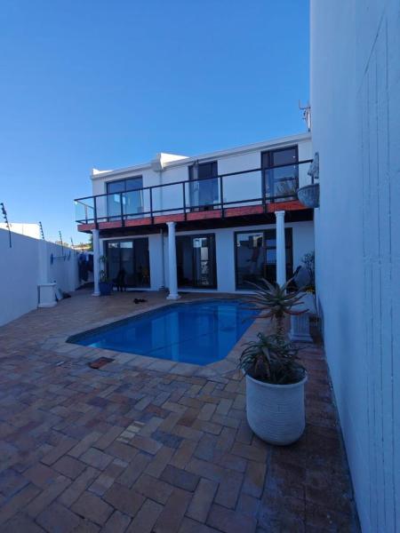The White House - Zonnebloem - Claremont