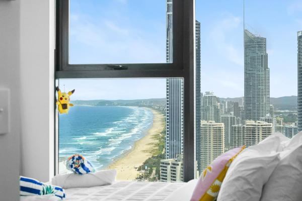 Sky-high Beachside Condo - Pet Friendly - Surfers Paradise
