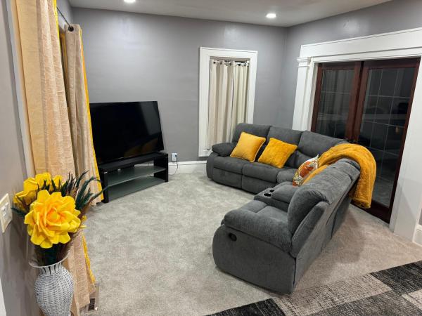 Rooms At Broadway Booking - Minneapolis, MN