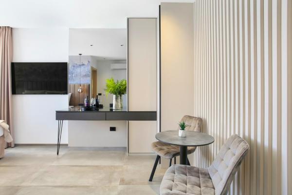 Fly Room - S1 - Mpolo - Medulin