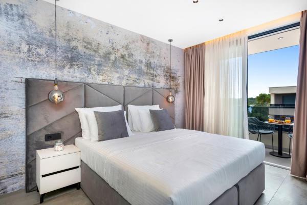 Fly Room - S6 - Mpolo - Medulin