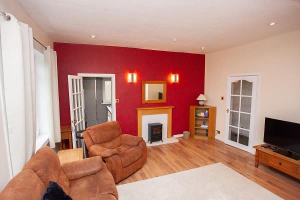 3 Bed Cottage Flat With Parking - Glasgow