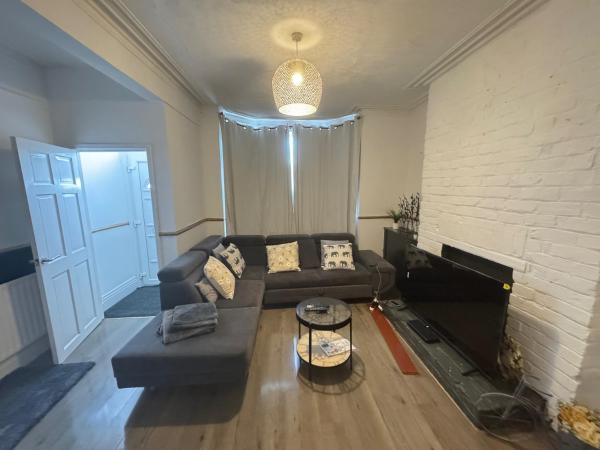 Manchester - House - Sleeps 6 - Parking - Garden - Manchester