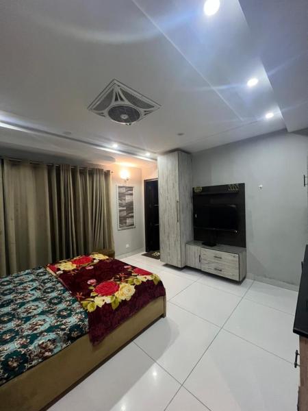 Feel Free Stay With Eiffel Tower View - Lahore
