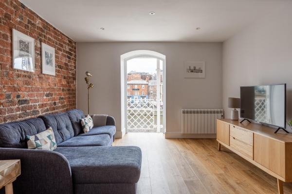 Luxury Apartment Woodsmill View - On The River - With Balcony - Recently Refurbished - York