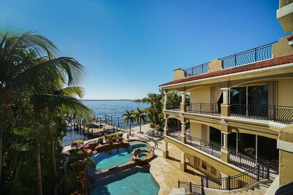 Luxury Caloosahatchee Riverfront Estate | Pool, Spa, Boat Lift & Sauna | Sleeps 14 - Fort Myers, FL
