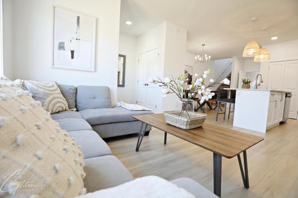 Chic Modern Home,king Bed,fireplace,disney - Edmonton, Canada