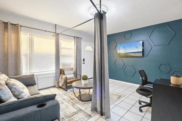 Convenient Mid And Extended Stay Near Airport - Arlington Heights, IL