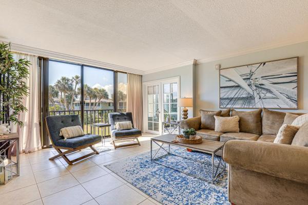 Luxe Fort Pierce Beach Condo With Golf Views! - Fort Pierce, FL