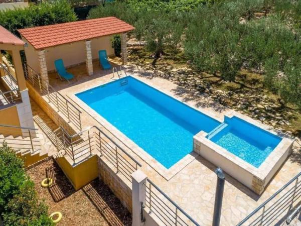 Sunny Holiday Home With Pool - Supetar
